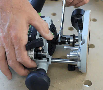 Deurafdichting achteraf infrezen zonder stationaire frees