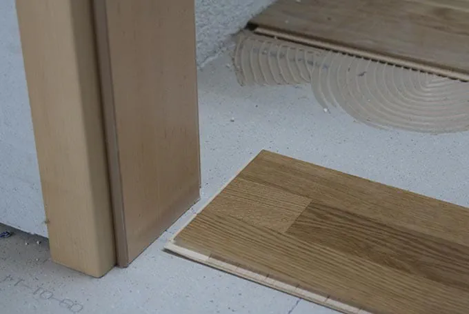 Deurkozijn inkorten en laminaat onder deurkozijn plaatsen